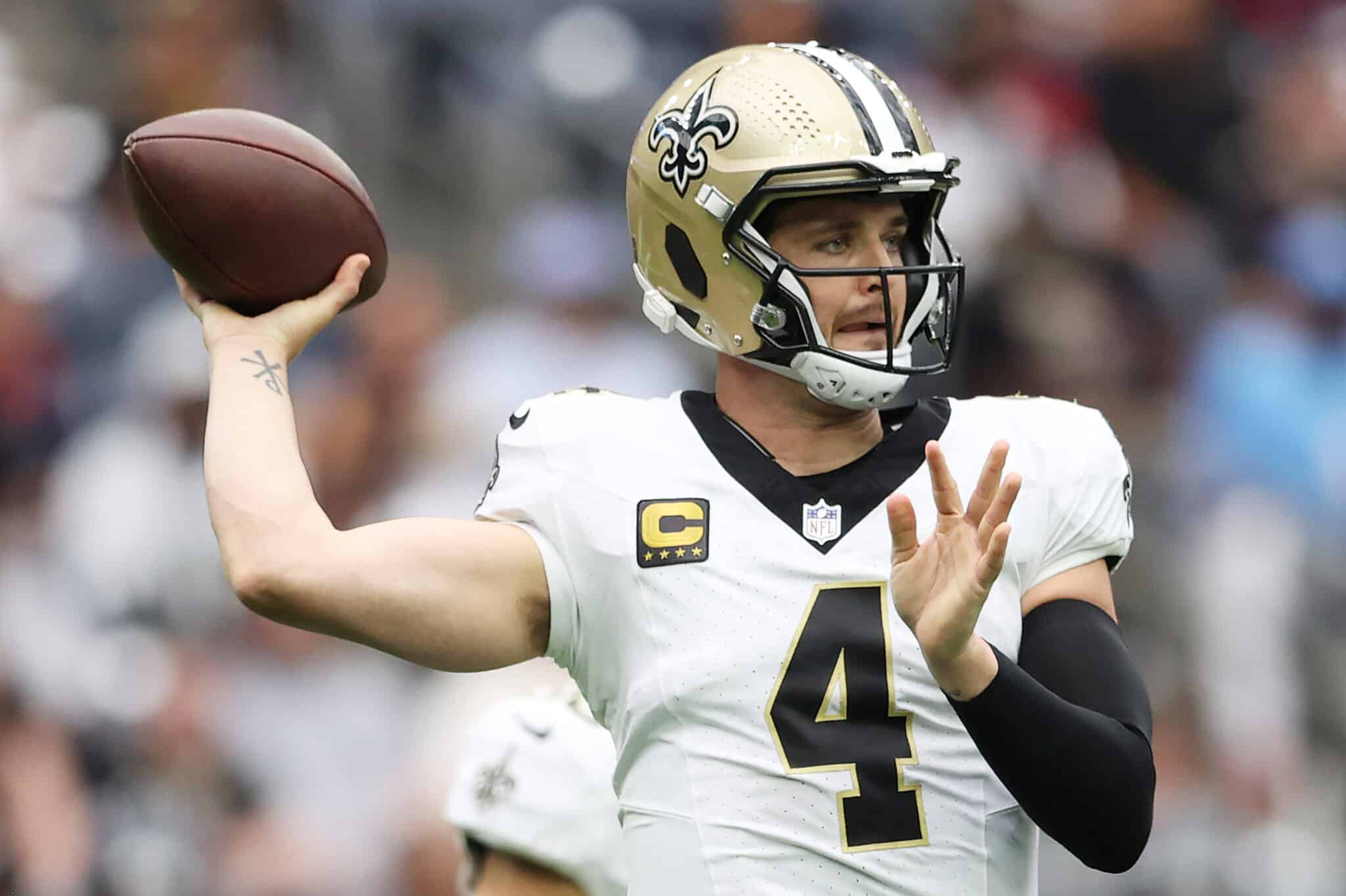 Derek Carr Makes Honest Admission About His Leadership Style