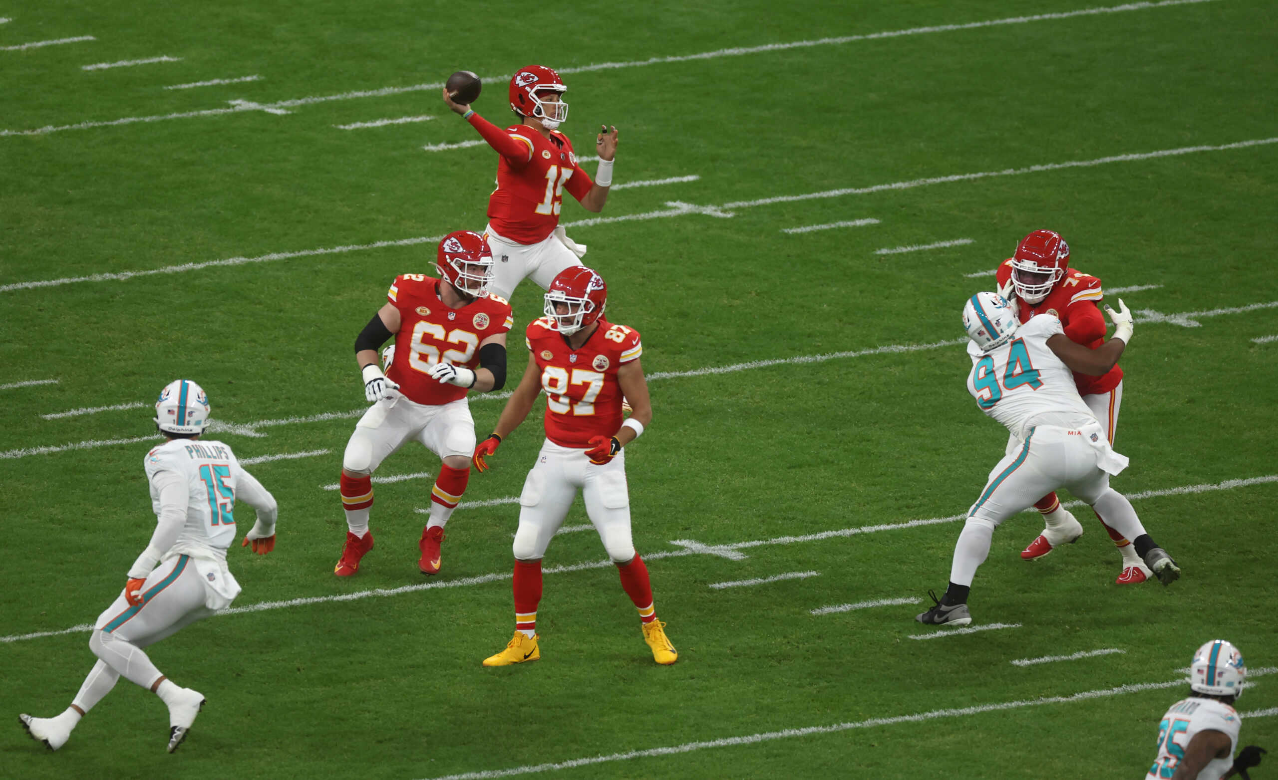 Analyst Makes Bold Prediction About Dolphins, Chiefs Game